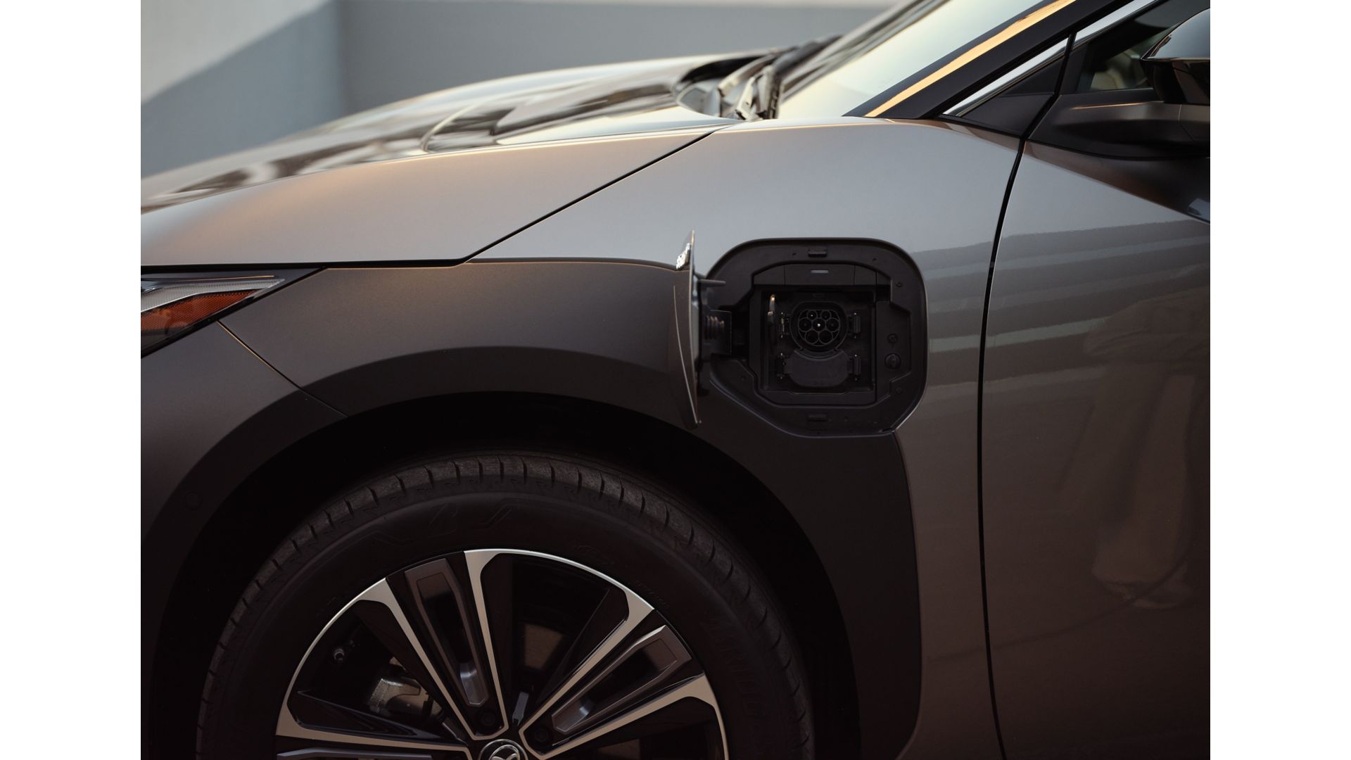 Ladda elbil i vanligt uttag | Toyota Sverige