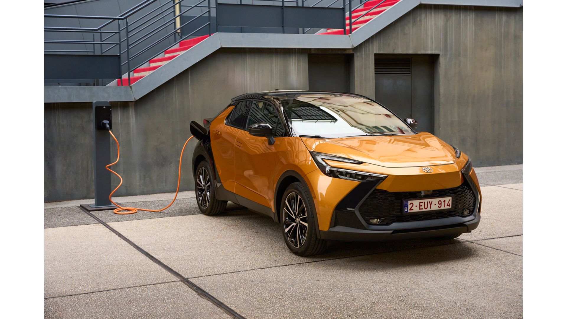 Toyota C-HR Plug-in Hybrid 220 | Toyota Hrvatska