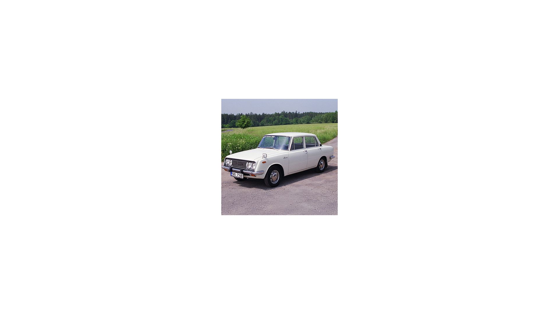 Toyota Corona z 60. let doprovodí jízdu veteránů