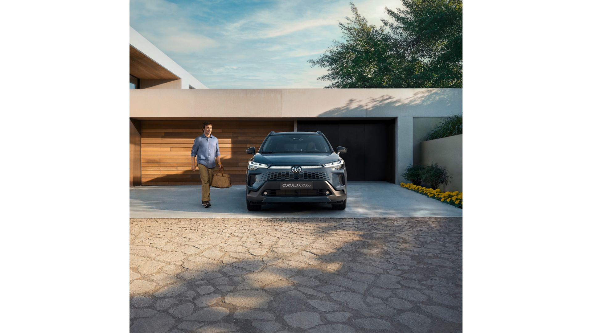 Rodzinny, hybrydowy SUV - Nowa Toyota Corolla Cross Hybrid - cena ...