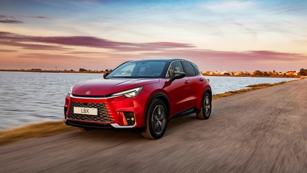Lexus LBX | Įsikraunantis hibridas | Lexus Lietuva