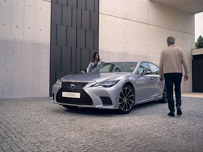 Lexus LS : la limousine Hybride emblématique | Lexus France