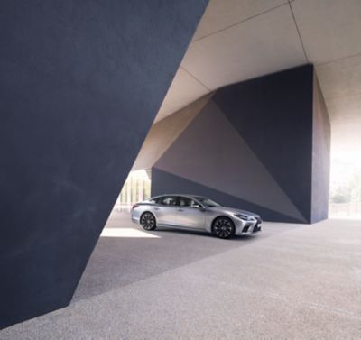 Lexus LS : la limousine Hybride emblématique | Lexus France