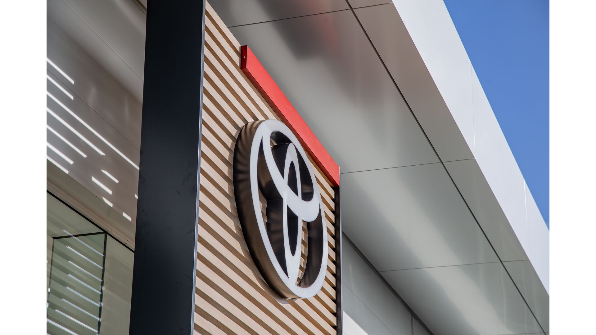 Vaihtoautoja myyvät Toyota-jälleenmyyjät.