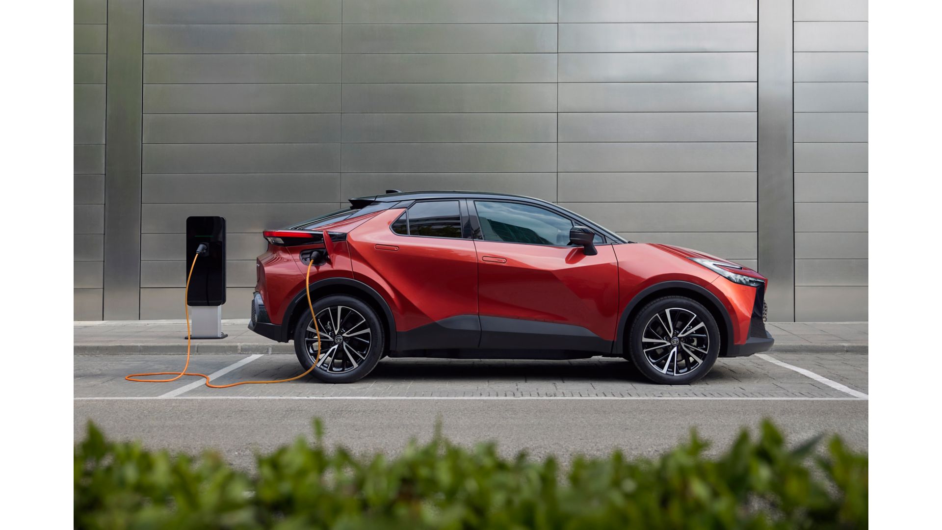 Toyota C-HR Plug-In Hybrid te alimenteaza cu energie